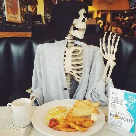 'Skellie' The Skeleton Takes Photos Of Her 'Life' And Puts Them Up For ...
