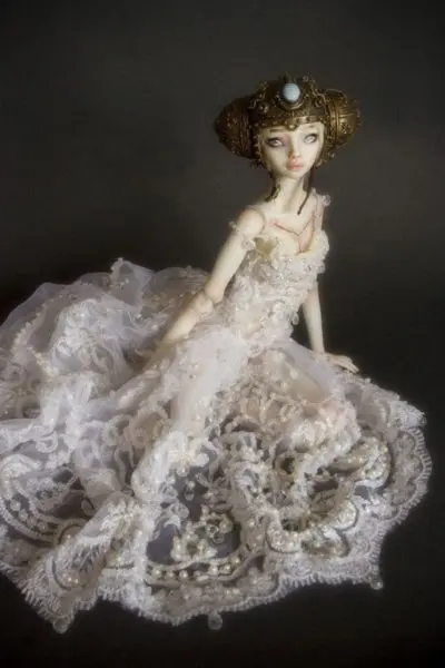 12 Of The Most Beautiful Porcelain Dolls You'll Ever See