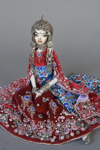 12 Of The Most Beautiful Porcelain Dolls You'll Ever See