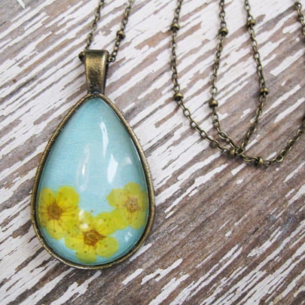 27 Gorgeous Pieces Of Pressed Flower Jewelry You Will Want To Own