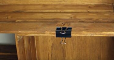 Here's How You Can Make A Stunning Bookshelf From Old Grocery Crates