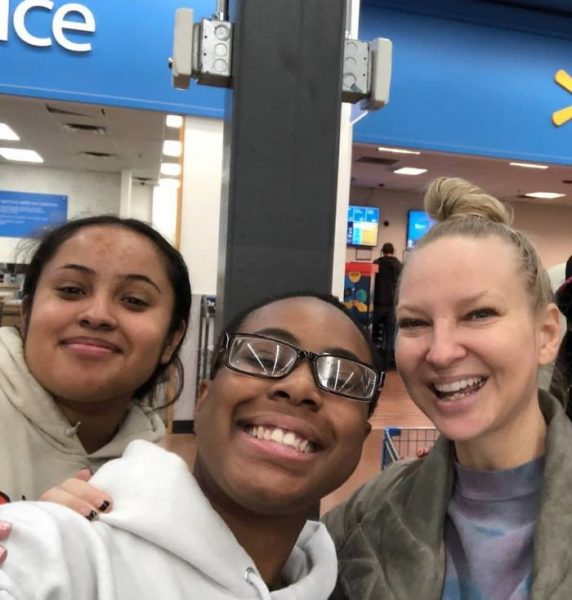 Woman Paid Everyone's Bills At Walmart Claiming She Was A Lottery ...