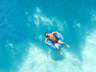 You Can Get Motorized Pool Tubes To Race Your Buddies On The Water This ...