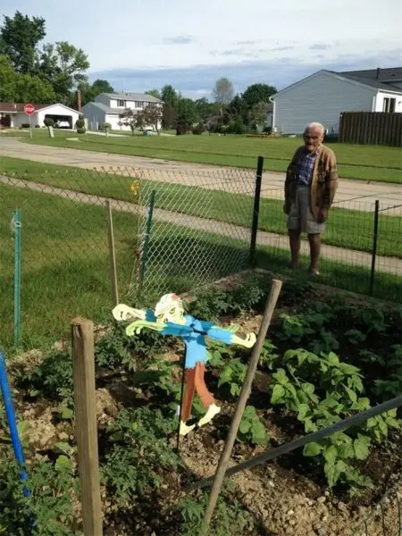 50 Funny Neighbors Who Made The Neighborhood A Little Less Dull
