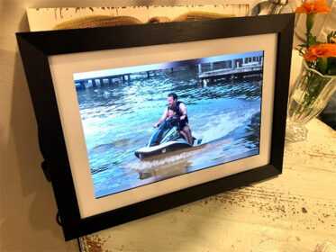 This Digital Picture Frame Allows You To Display Photos From Your Phone