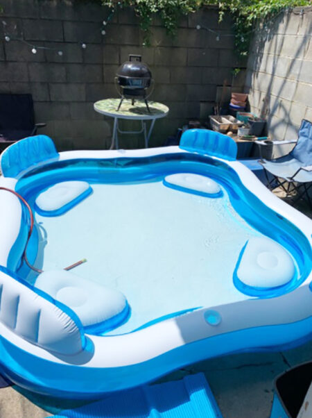 This Inflatable Pool Has 4 Seats For Maximum Comfort While Enjoying The Sun
